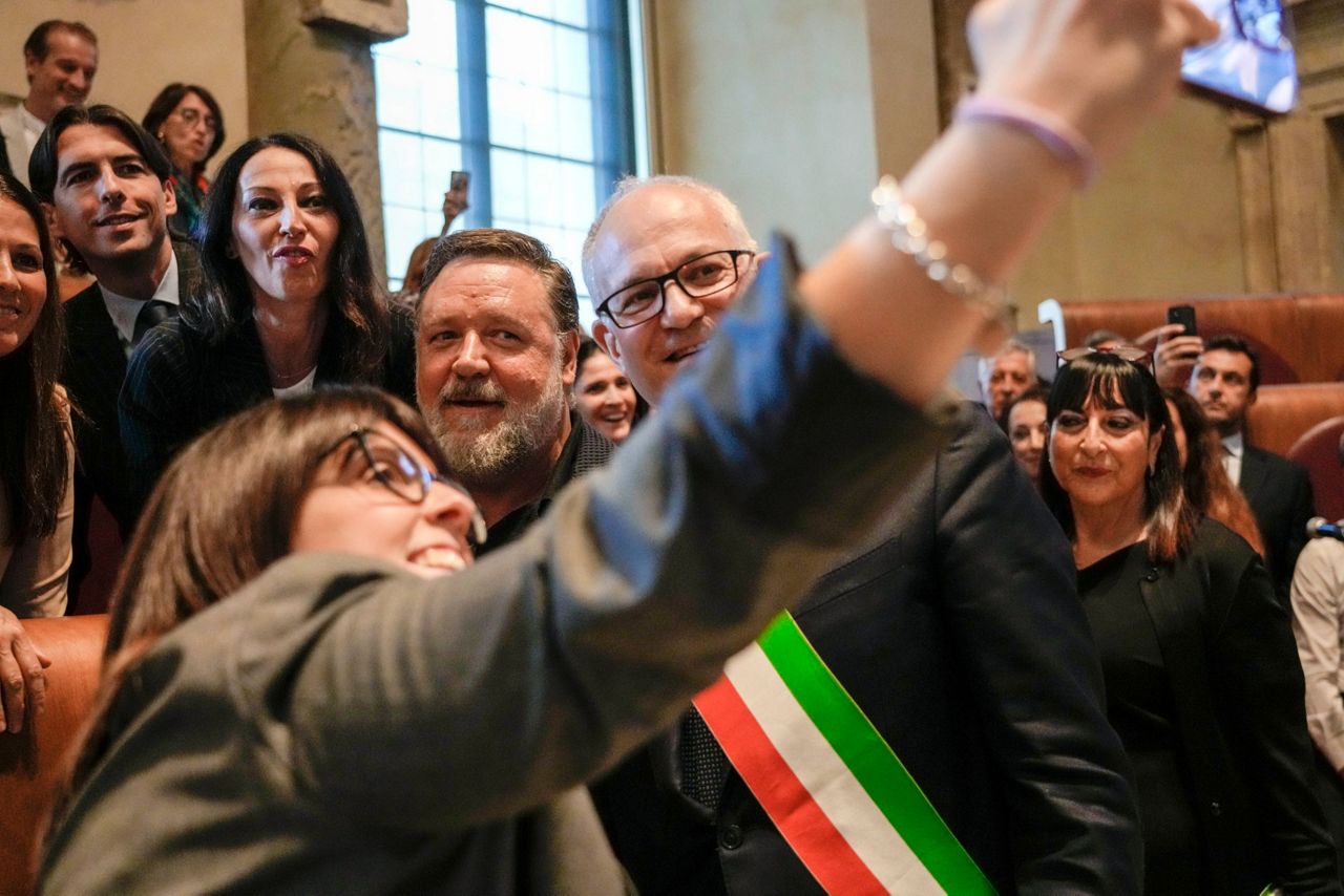 'Gladiator' actor Russell Crowe feted in Rome