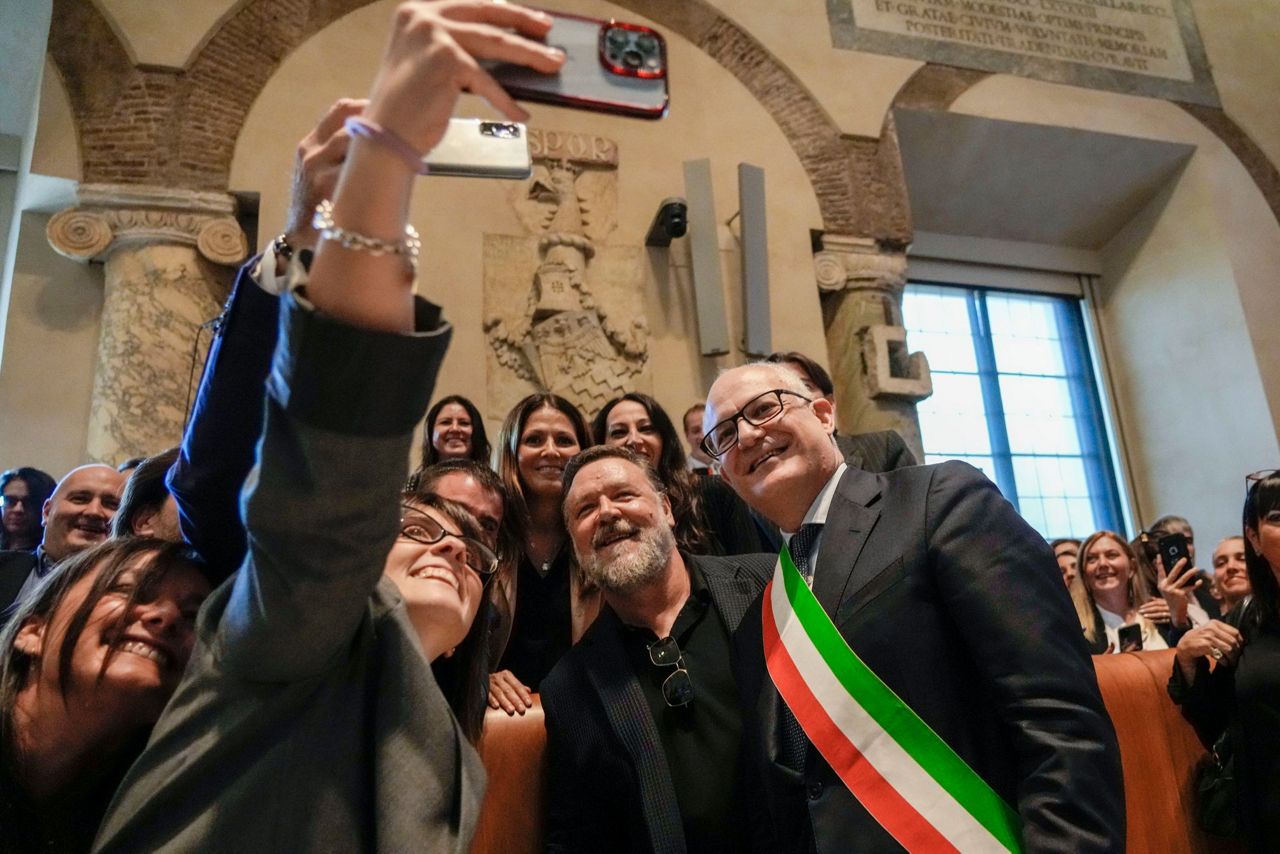 'Gladiator' actor Russell Crowe feted in Rome