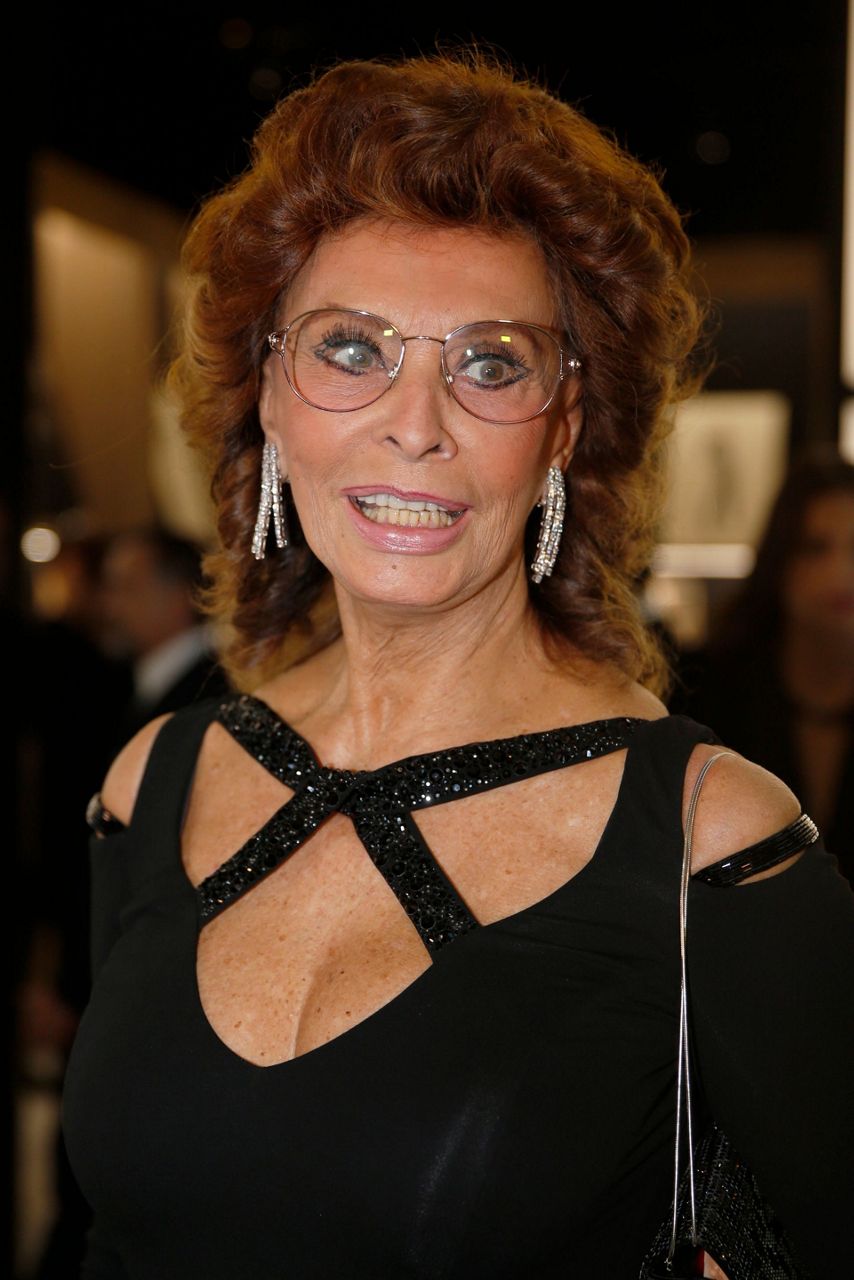 Film legend Sophia Loren has successful surgery after fracturing a leg ...