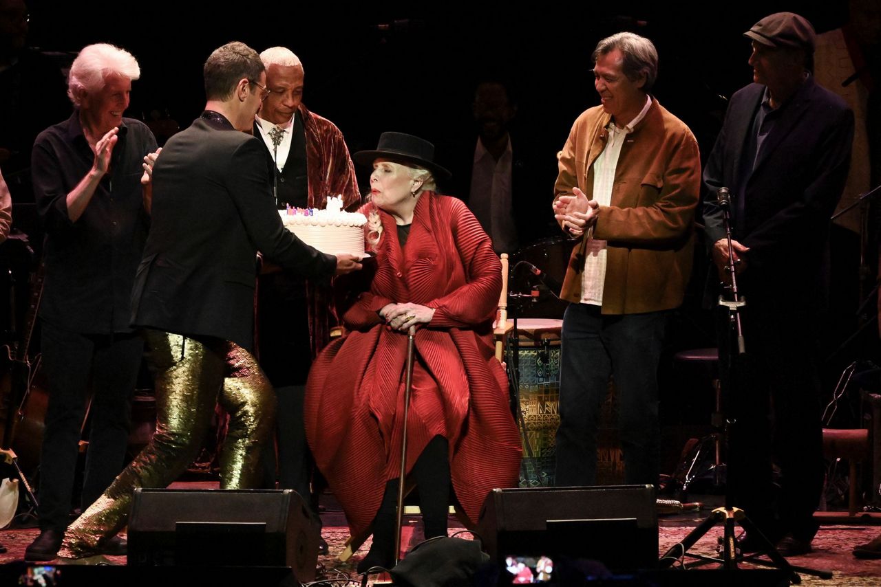 Joni Mitchell thrills concert audience just by showing up