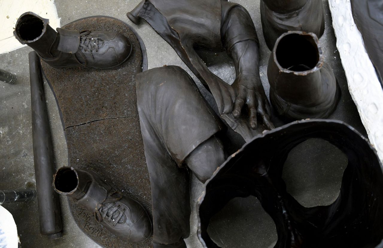 Jackie Robinson is rebuilt in bronze in Colorado after theft of statue ...