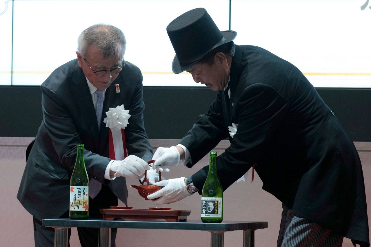 Japan issues new yen banknotes packed with 3D hologram technology to ...