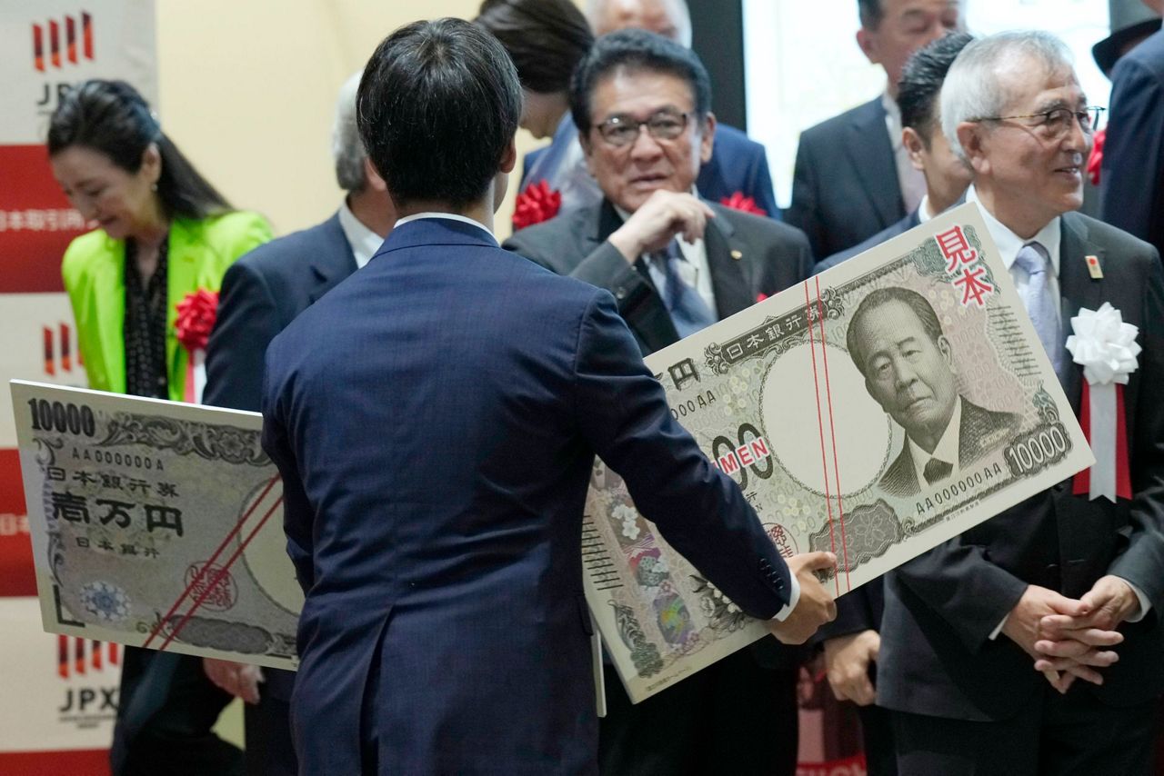 Japan issues new yen banknotes packed with 3D hologram technology to ...