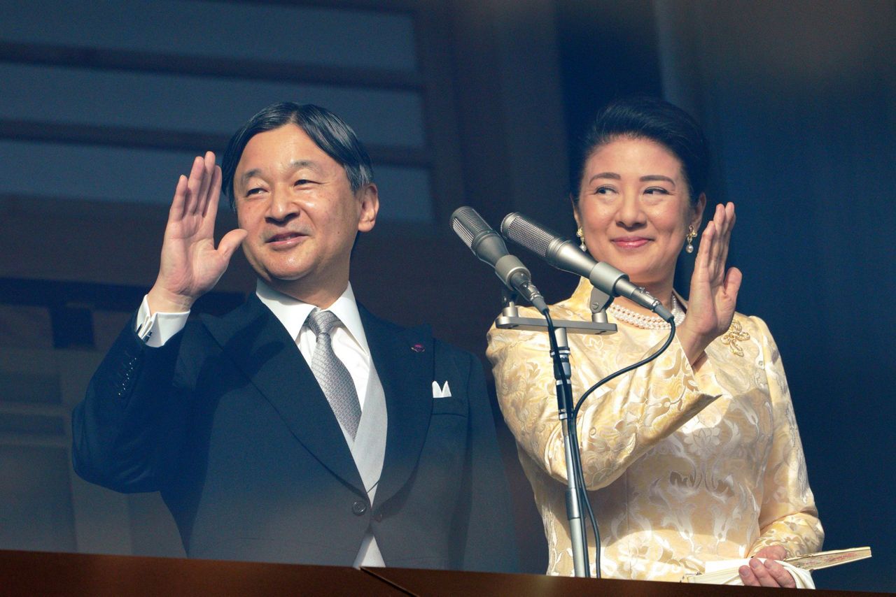 Japan's emperor waves to crowds in 1st New Year's greeting