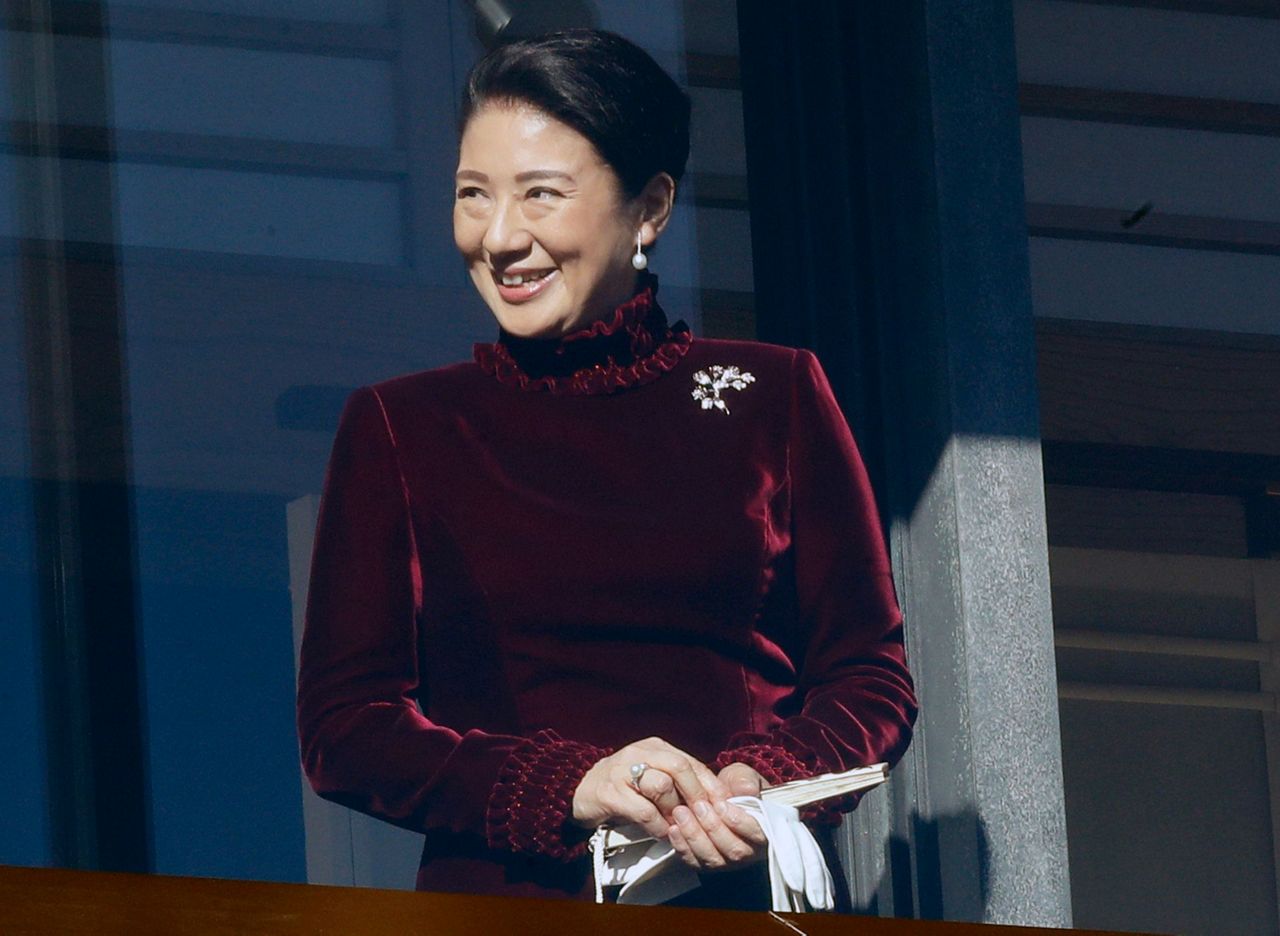 Japan emperor greets public in final New Year's appearance