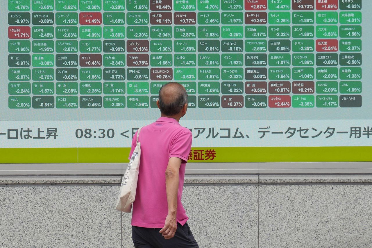 Oil prices climb back toward $100, but US stocks hang near their records
