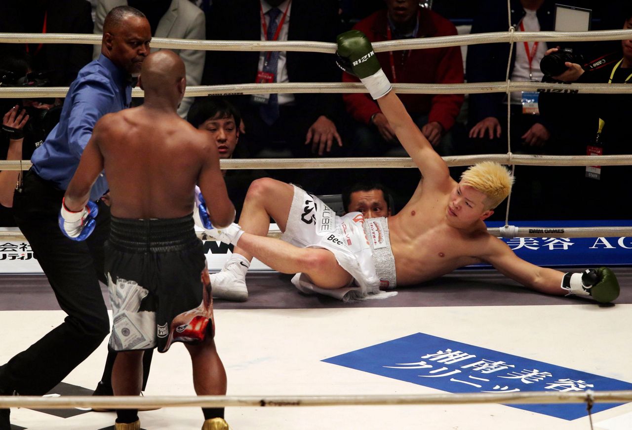 Mayweather stops Nasukawa in 1st round, flooring him 3 times