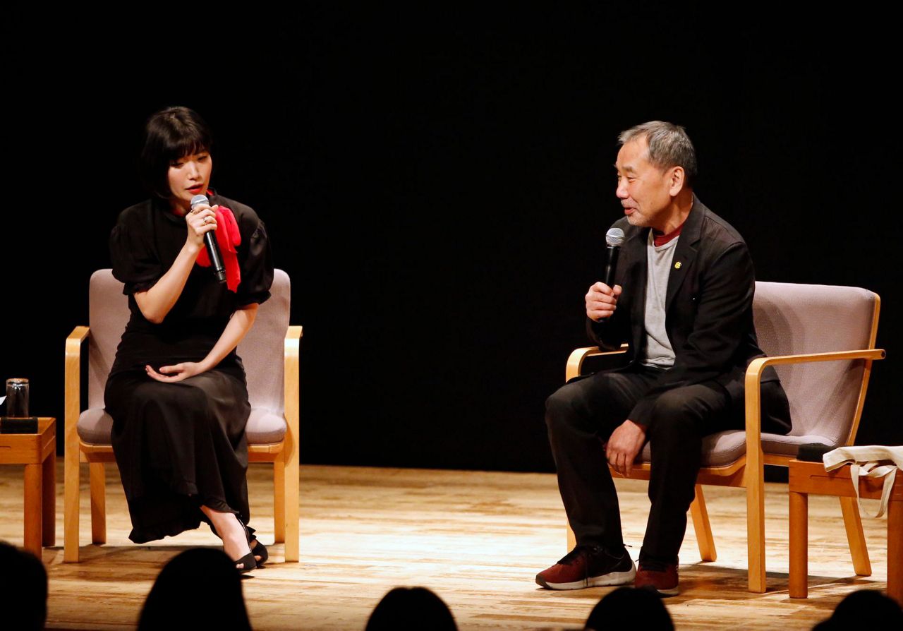 Murakami holds rare public reading to mark debut anniversary