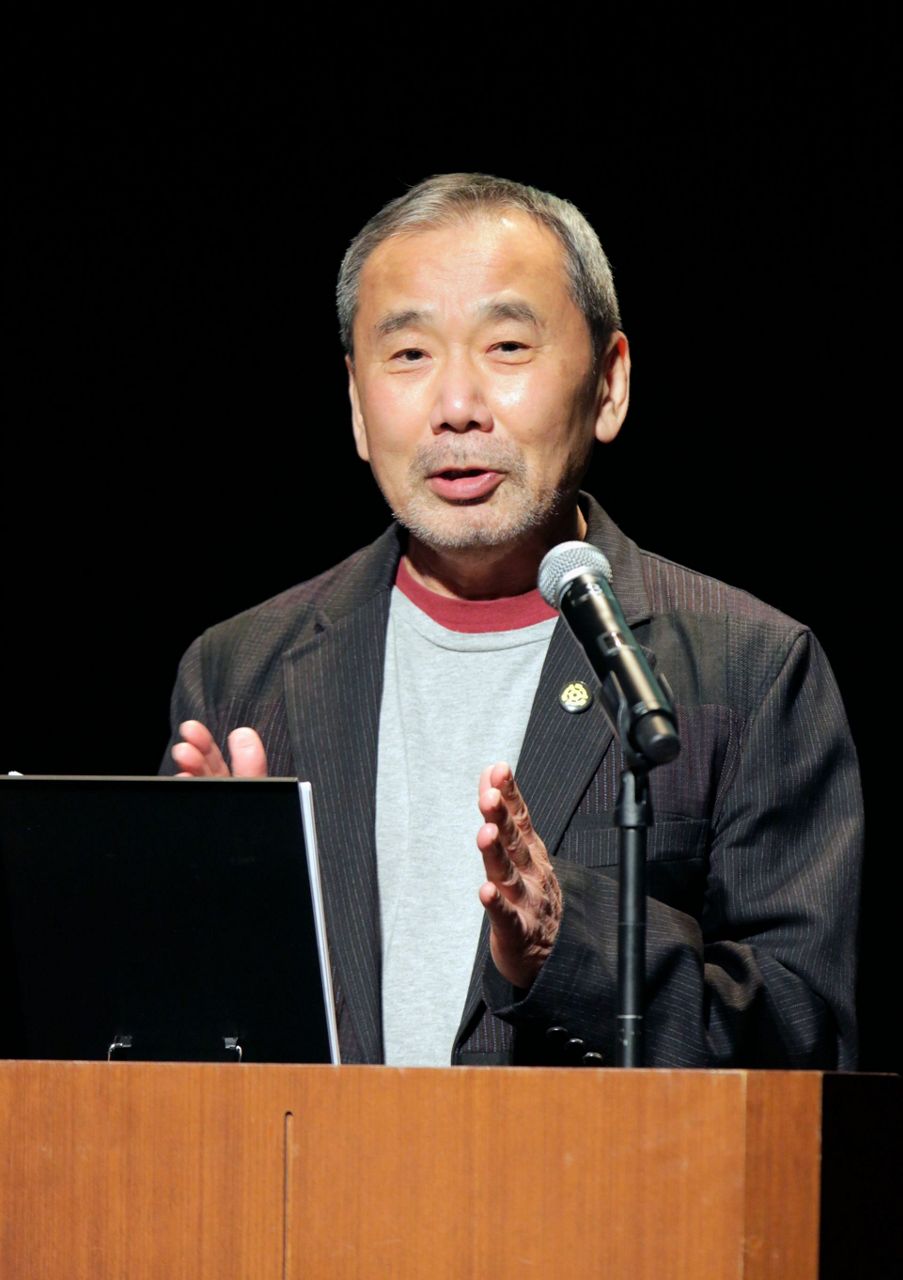 Murakami holds rare public reading to mark debut anniversary