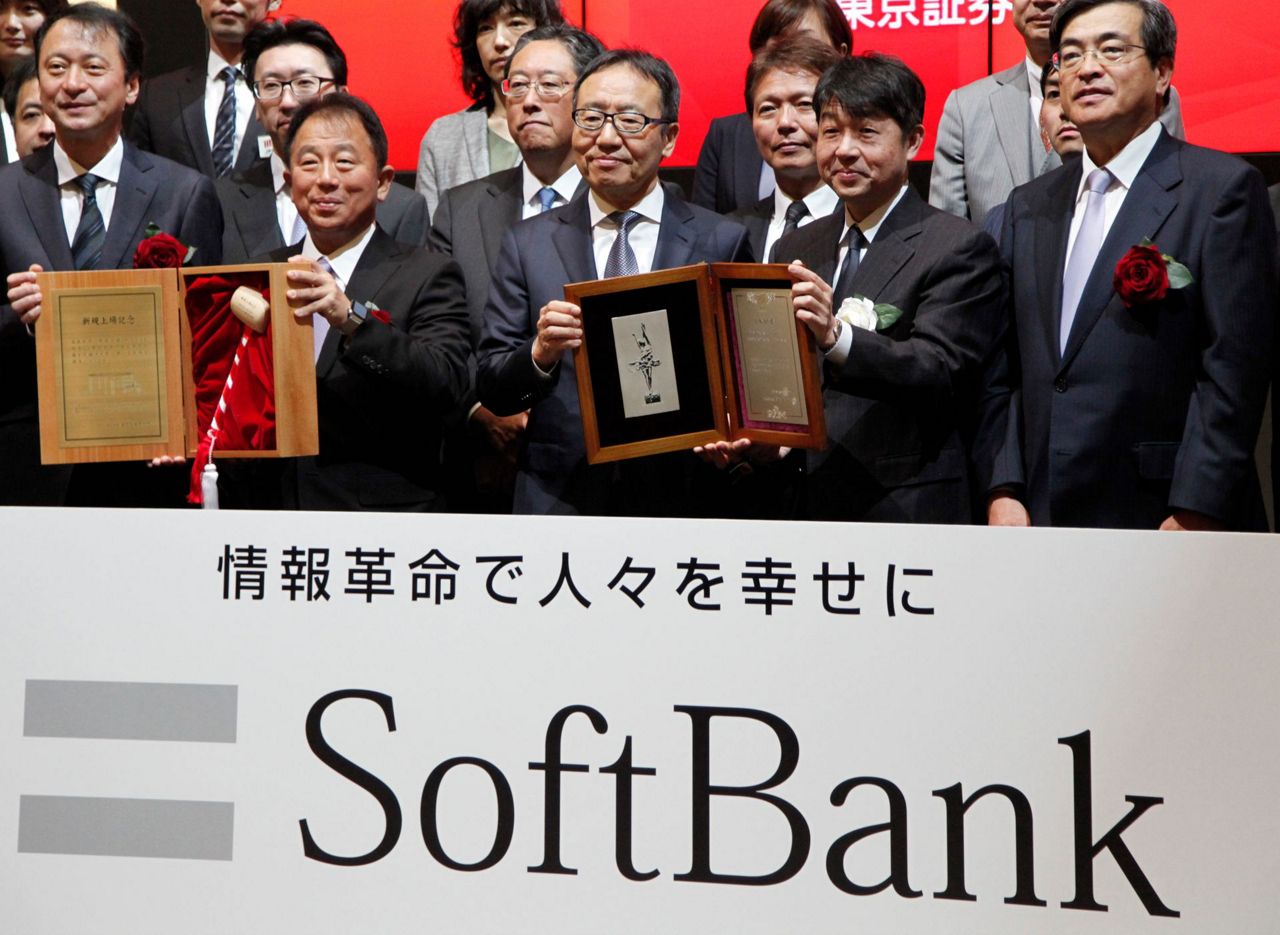 SoftBank mobile unit begins trading on Tokyo Stock Exchange