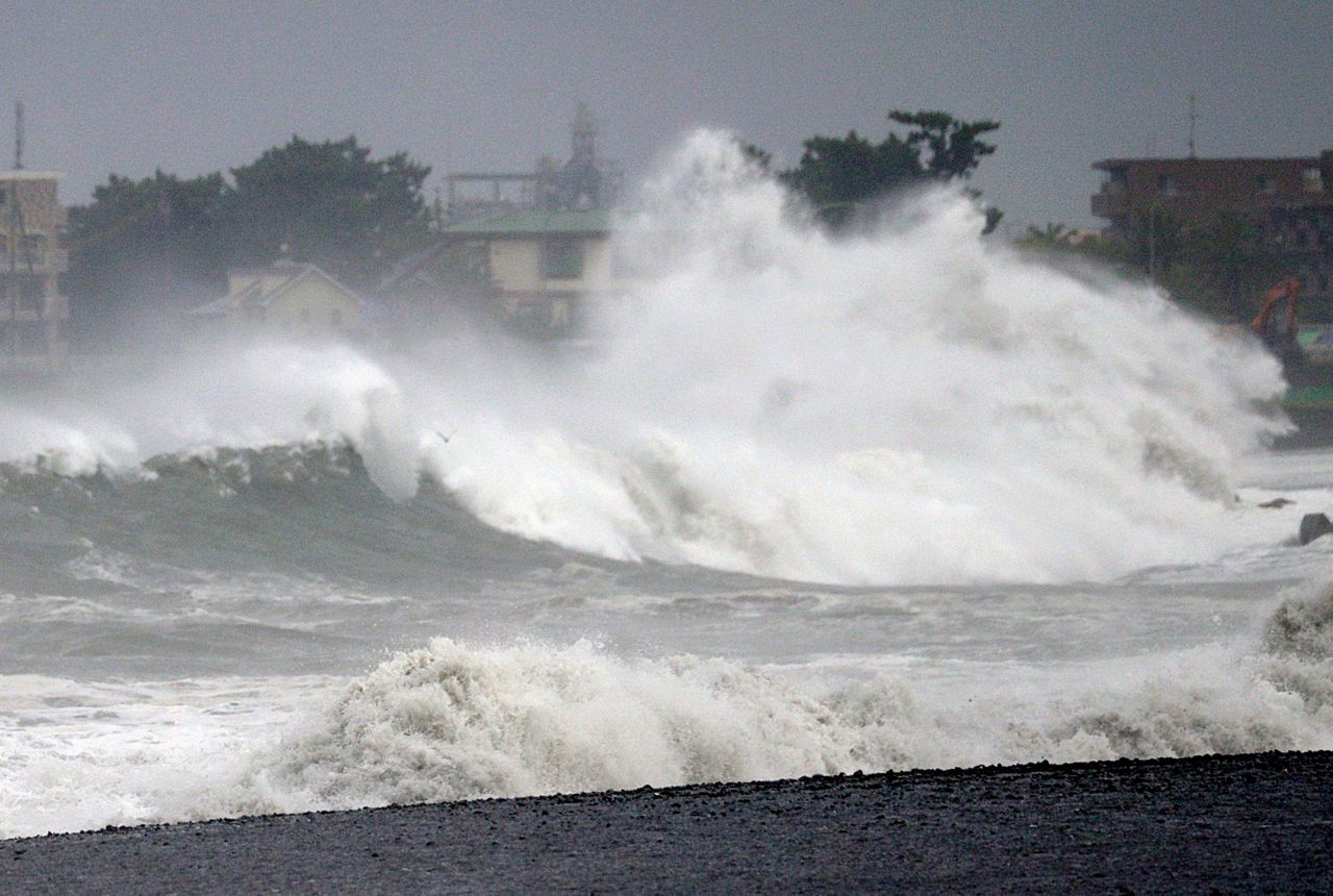 Typhoon blows across metropolitan Tokyo, disrupting travel