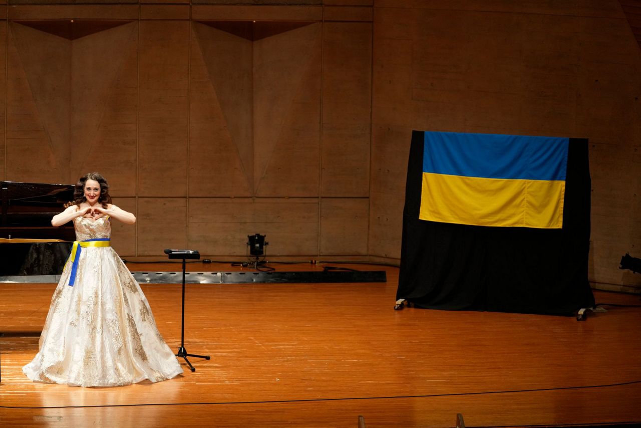 Ukrainian opera singer in Japan prays for peace in melody