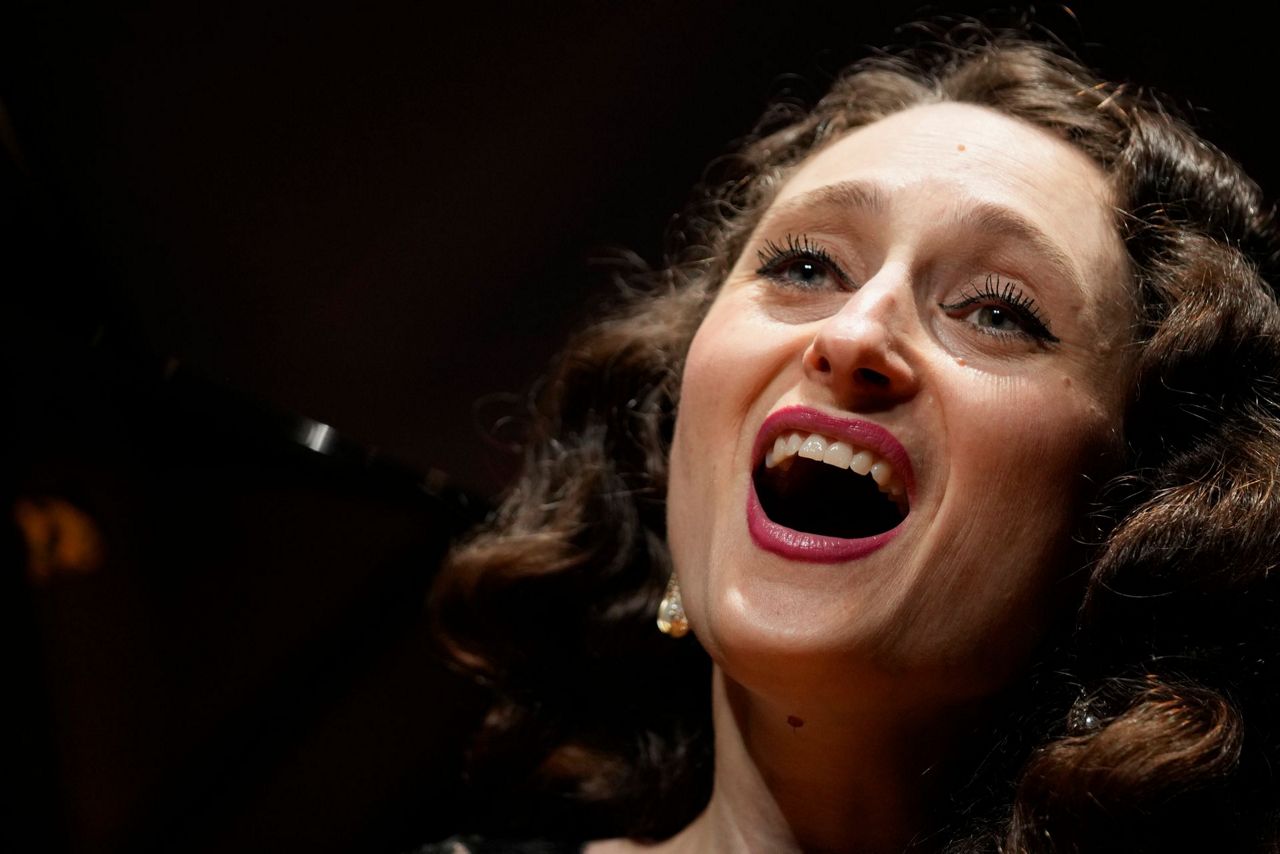 Ukrainian opera singer in Japan prays for peace in melody