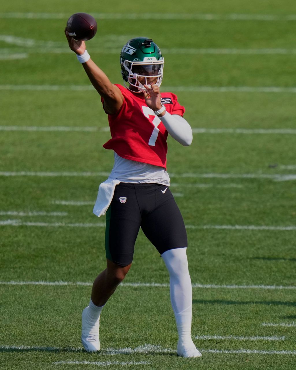 New York Jets quarterback Justin Fields carted off practice field with apparent leg injury