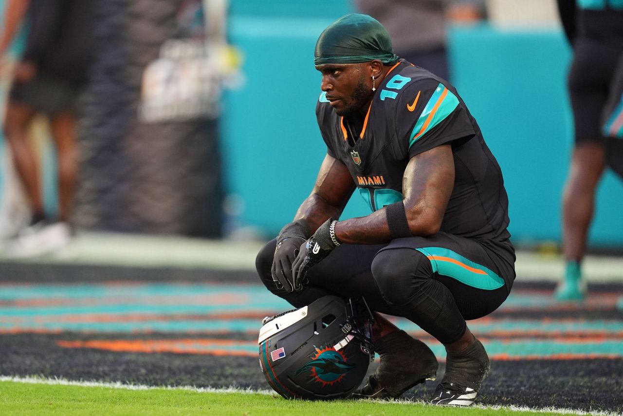 Tyreek Hill boosts spirits of Dolphins with visit soon after major knee ...