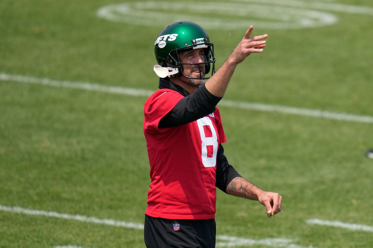 Jets' Aaron Rodgers over calf issue and practicing, providing some 'wow ...