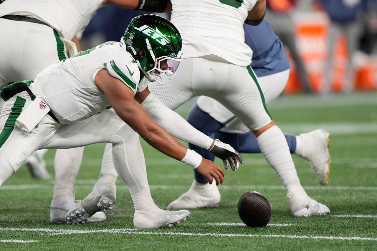 Fields runs for an early score before Jets' quarterback problems ...