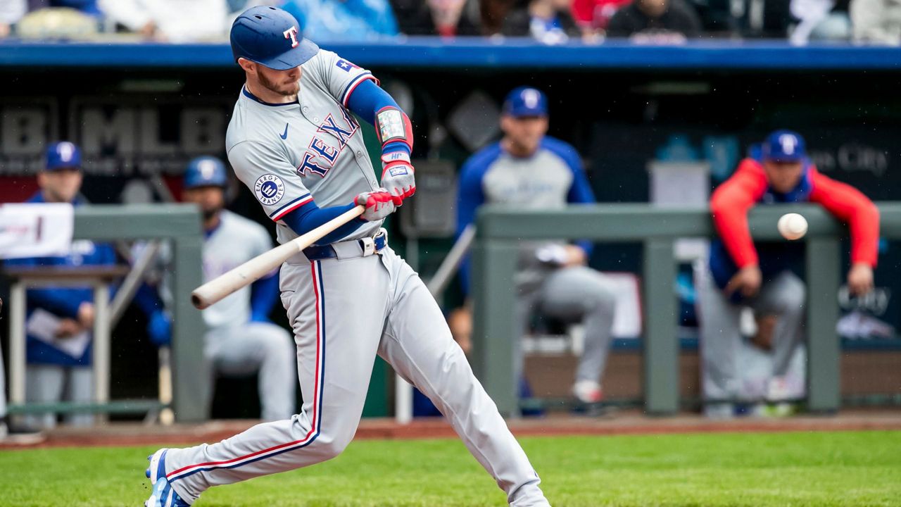 Rangers beat Royals 3-2