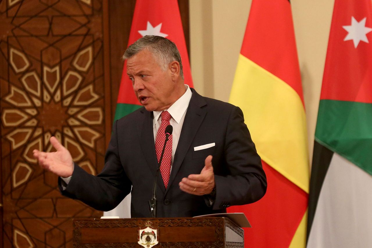 Merkel visits refugee host Jordan amid migration row at home