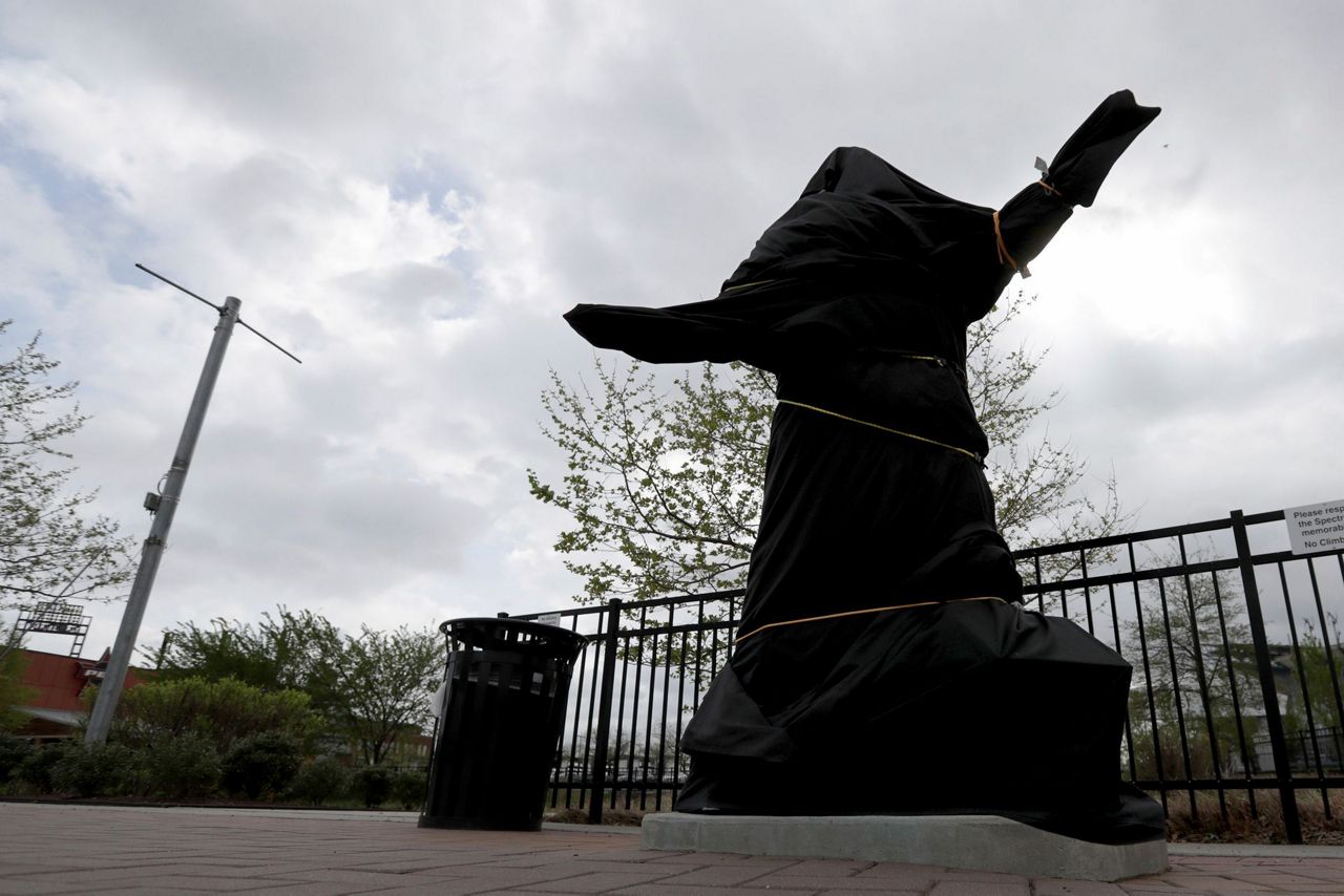 Flyers remove statue of late singer Kate Smith