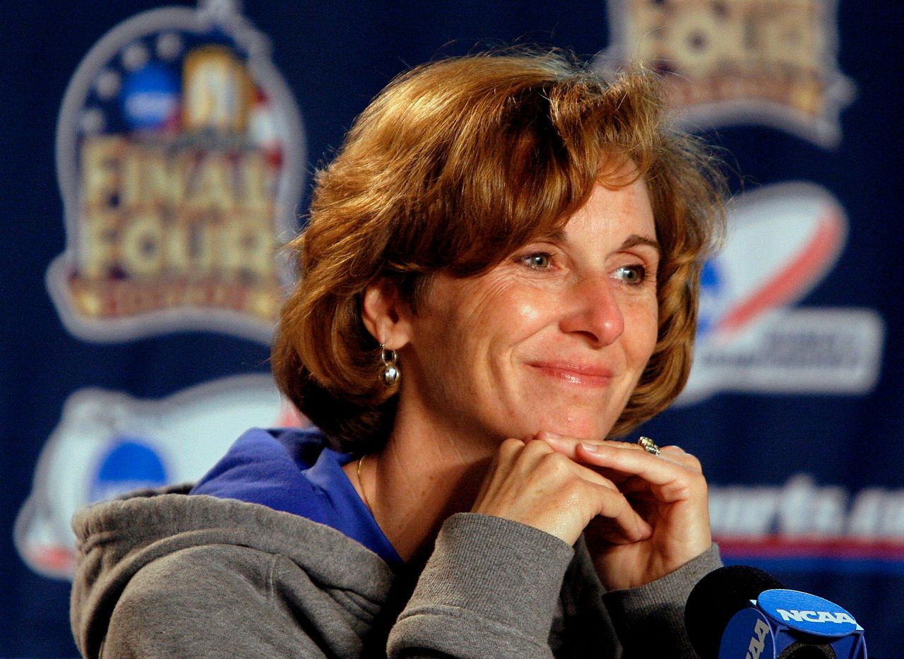 Kentucky assistant Goestenkors retires for off-court role