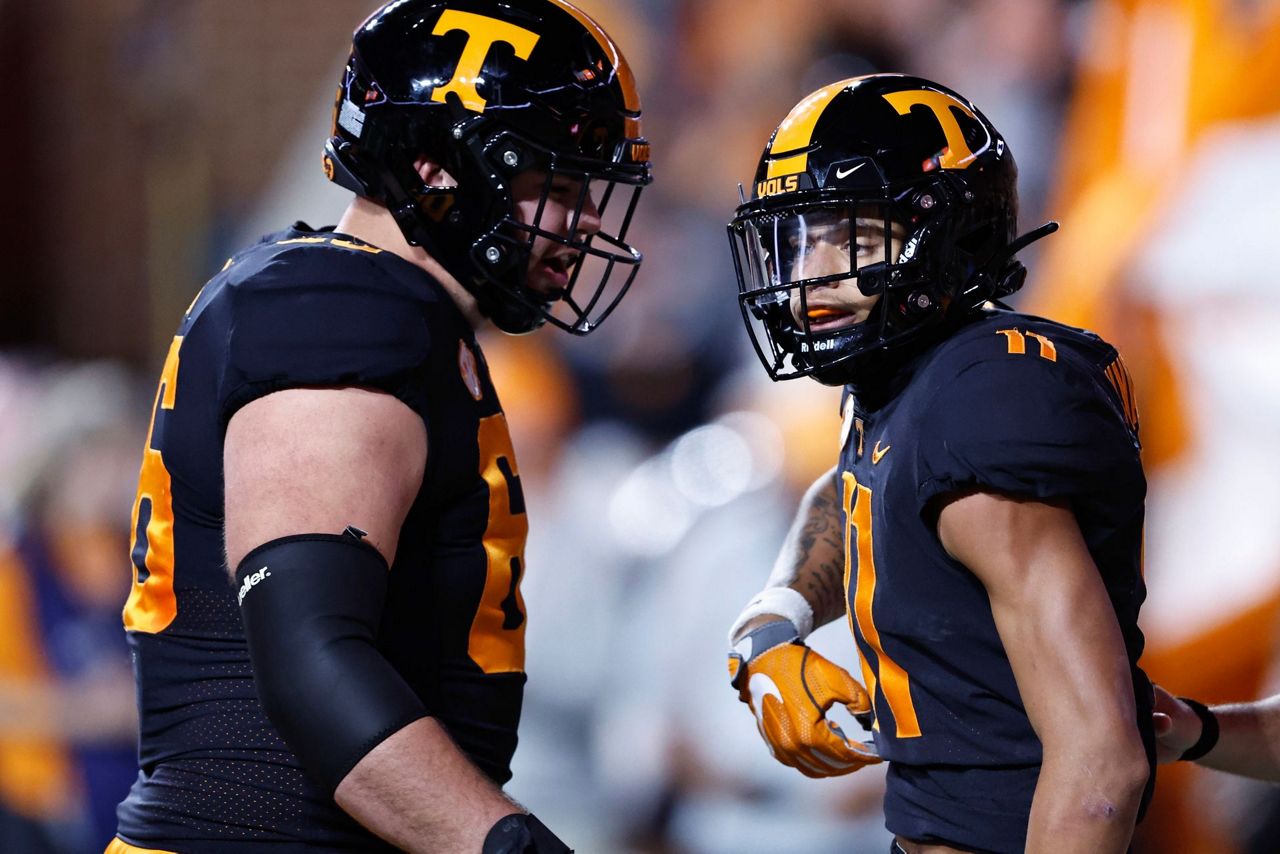 Hyatt's 2 TDs lead No. 3 Tennessee over No. 19 Kentucky 44-6