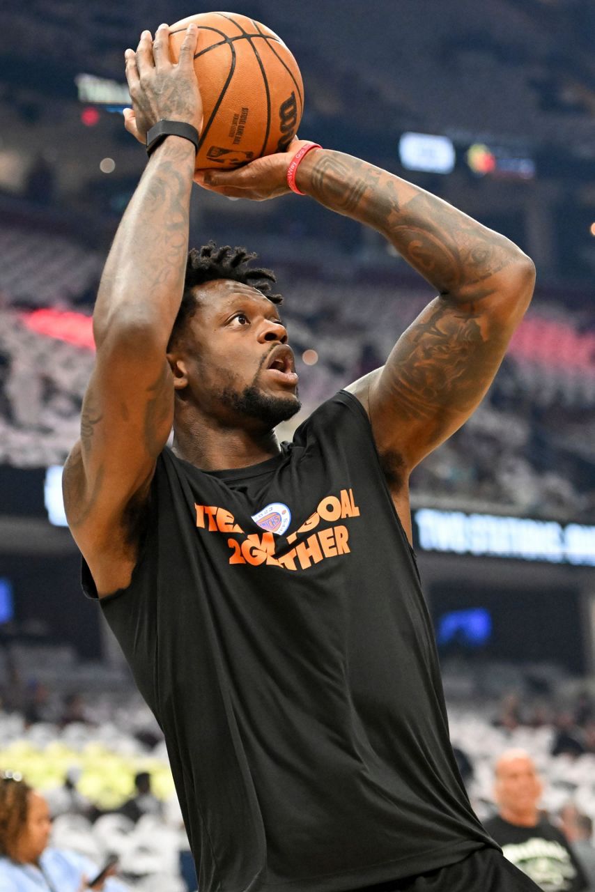 Randle back from injury, starting for Knicks in Game 1