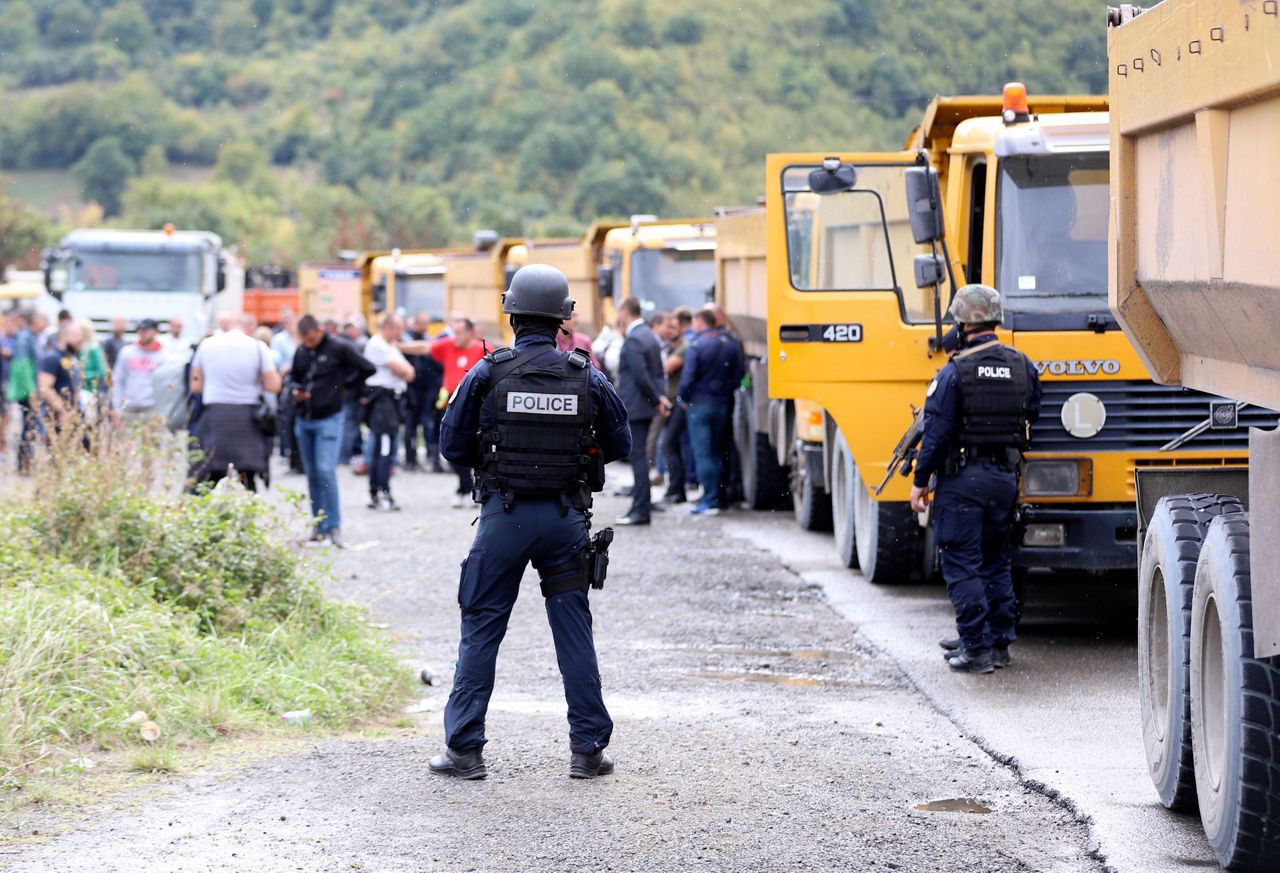 Protesters block Kosovo-Serbia border, tension still high