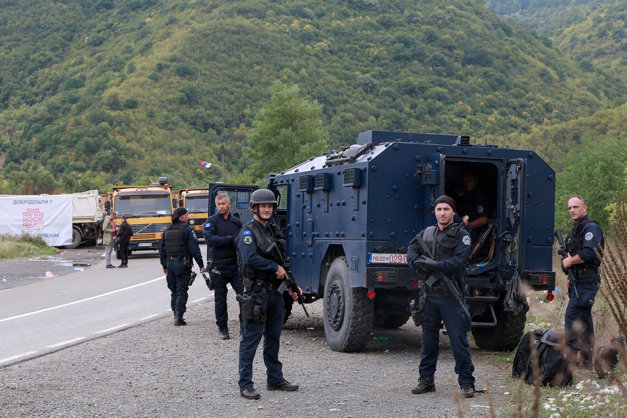 Protesters block Kosovo-Serbia border, tension still high