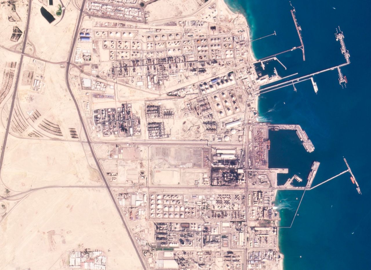 Fire erupts at Kuwait refinery, severely injuring 5 people