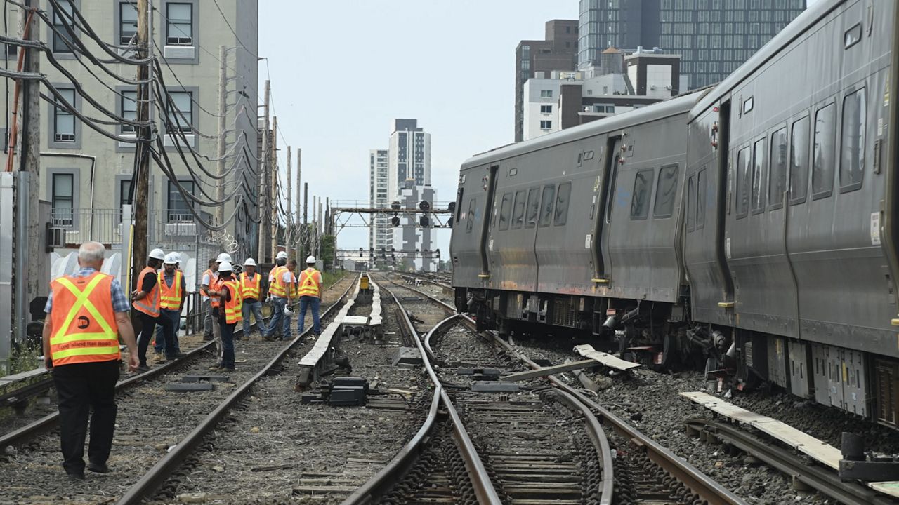 LIRR train derails in Queens: authorities