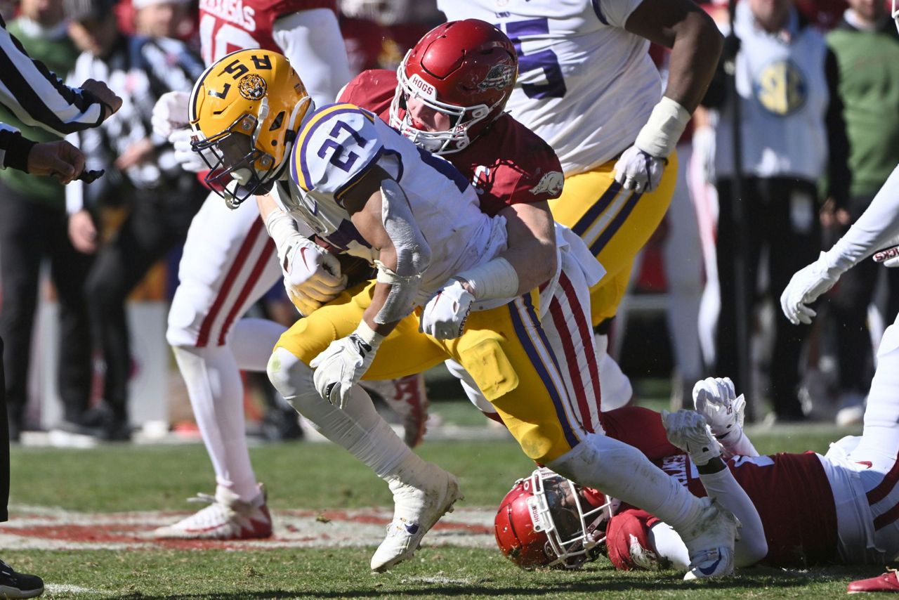 No. 7 LSU ekes out 13-10 road win over Arkansas
