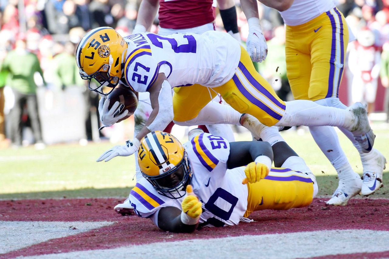 No. 7 LSU ekes out 13-10 road win over Arkansas
