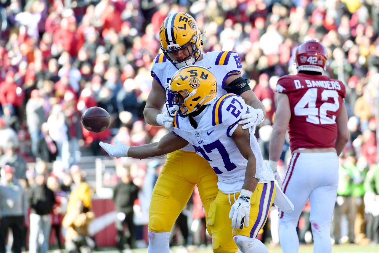 No. 7 LSU ekes out 13-10 road win over Arkansas