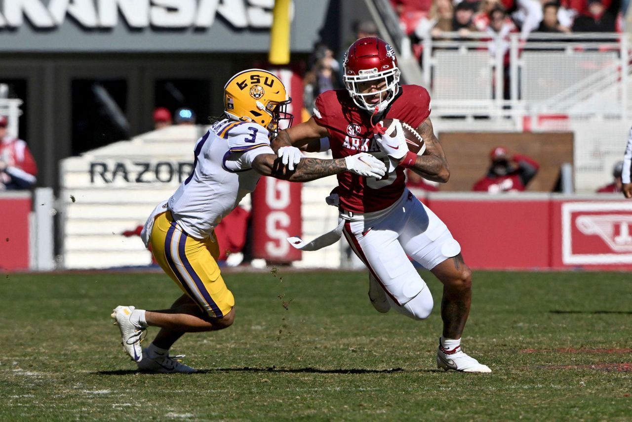 No. 7 LSU ekes out 13-10 road win over Arkansas