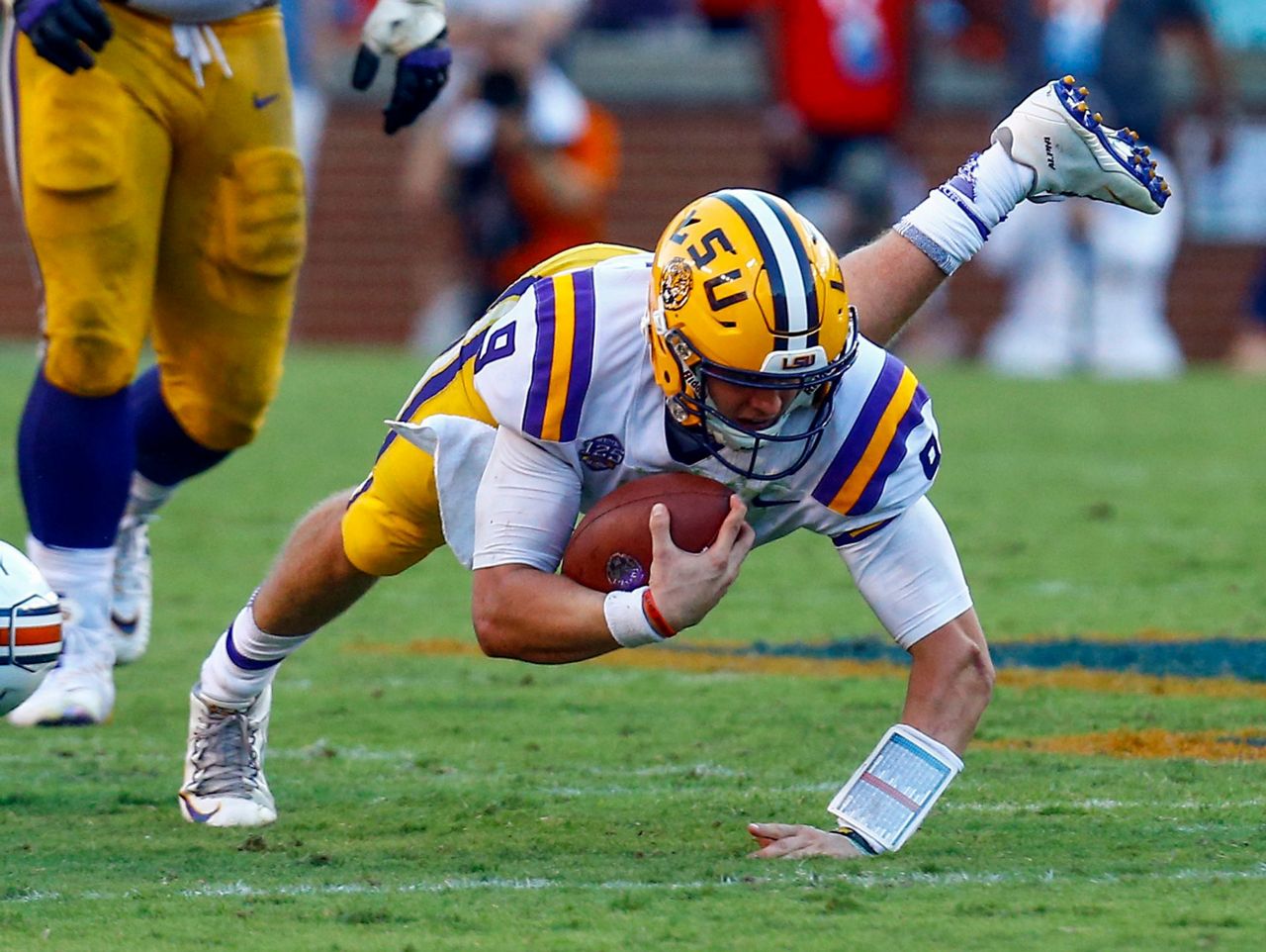Burrow, LSU rise to occasion in big road win