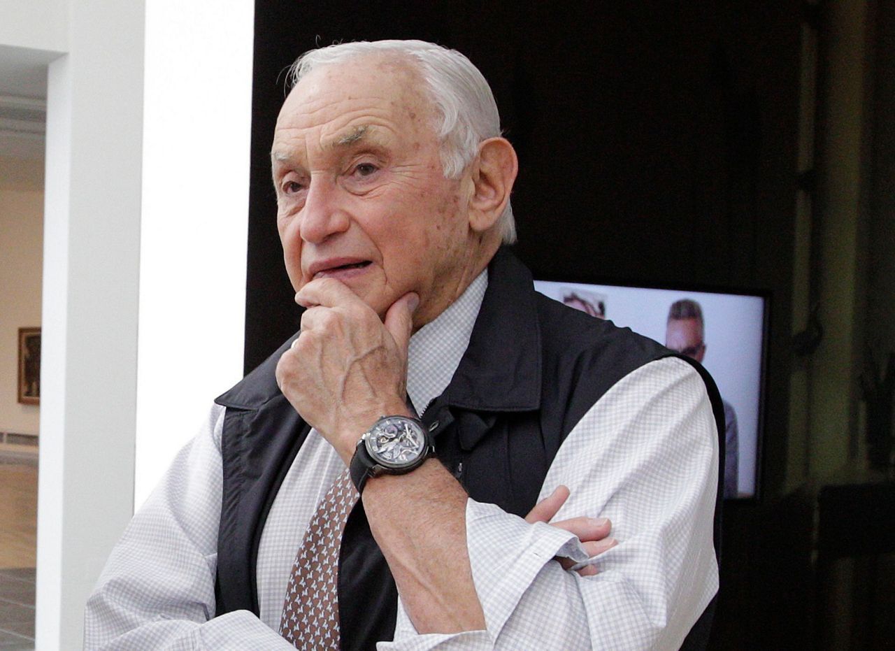 Les Wexner exits board, severs last ties to retail empire