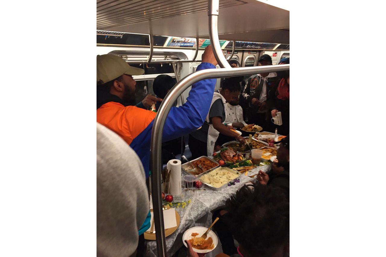 NYC commuters enjoy Thanksgiving feast on subway car