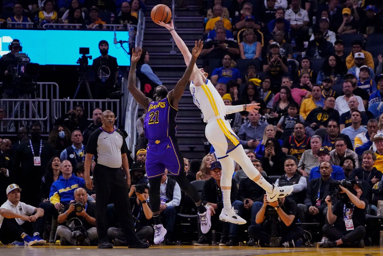 Stephen Curry, Warriors celebrate championship, beat Lakers