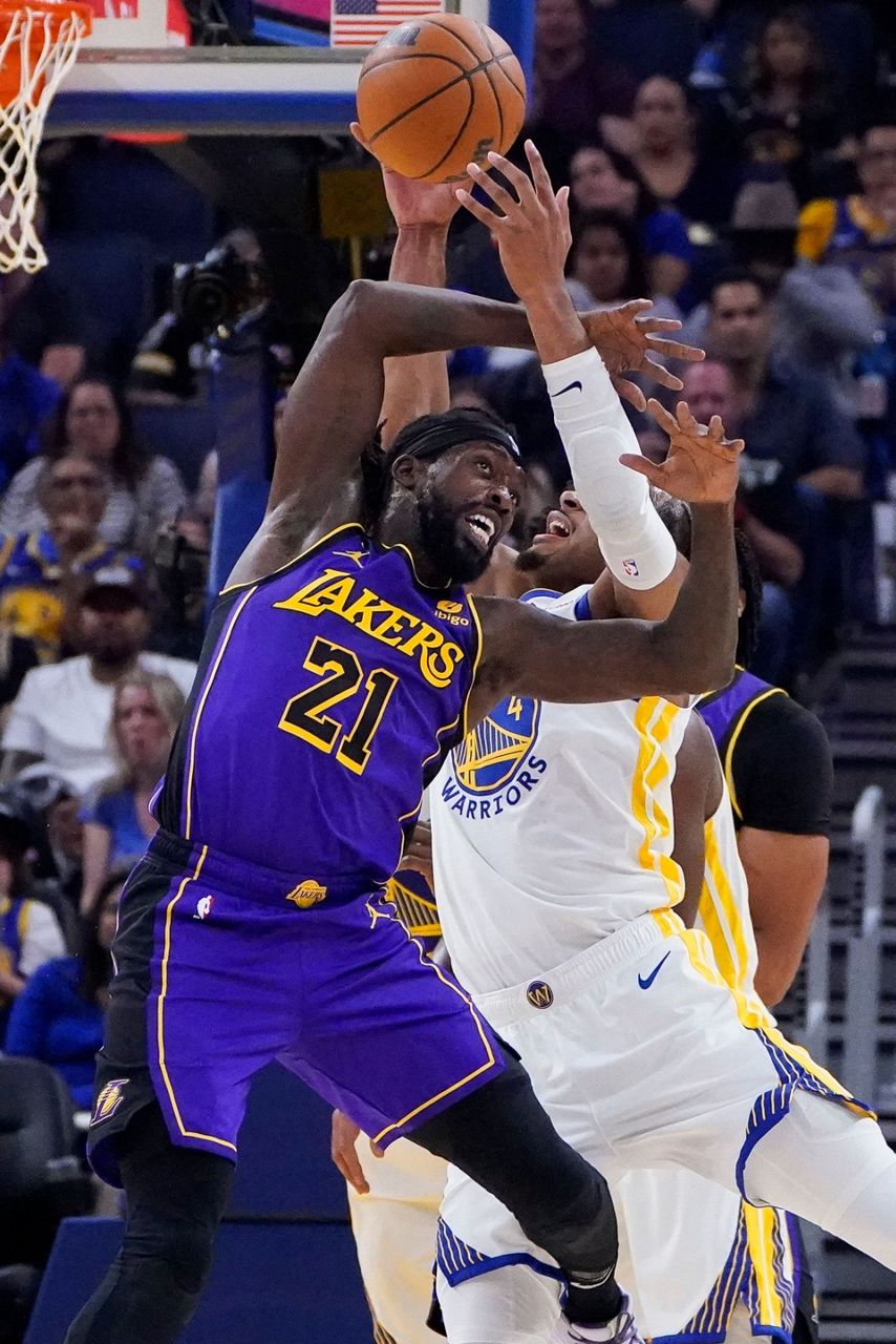 Stephen Curry, Warriors celebrate championship, beat Lakers