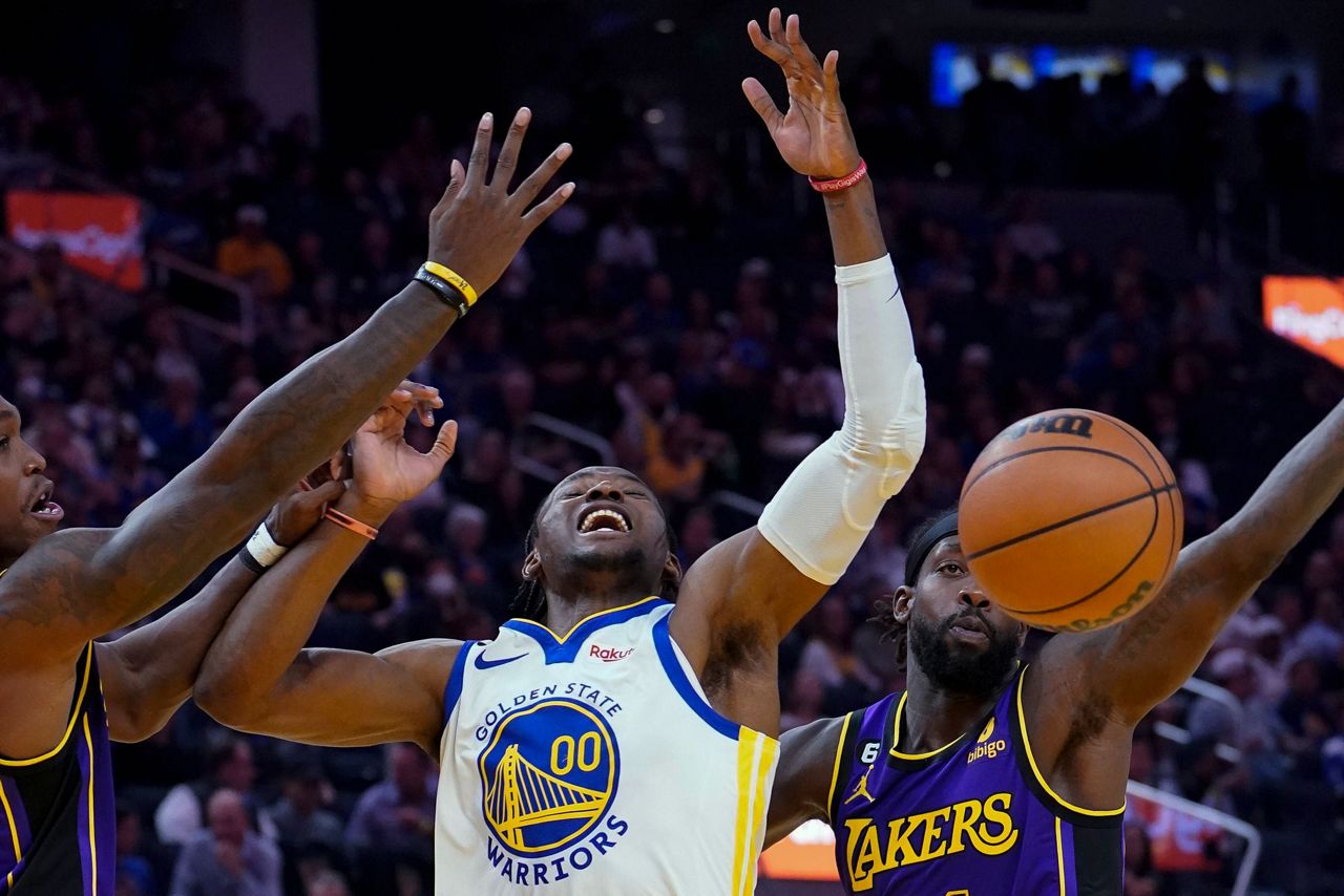 Stephen Curry, Warriors celebrate championship, beat Lakers