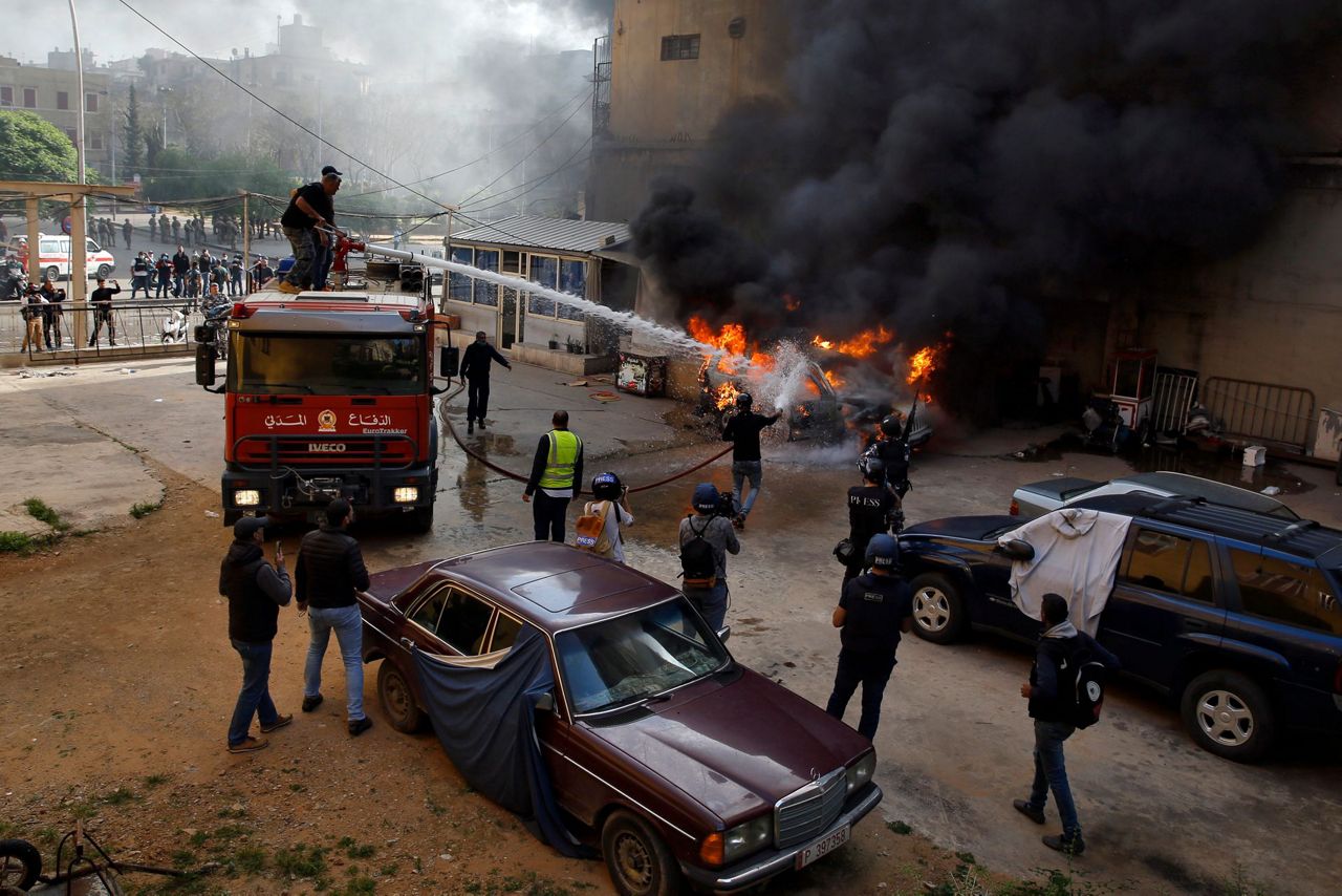 Lebanese riots over price hikes leave 1 dead, scores injured