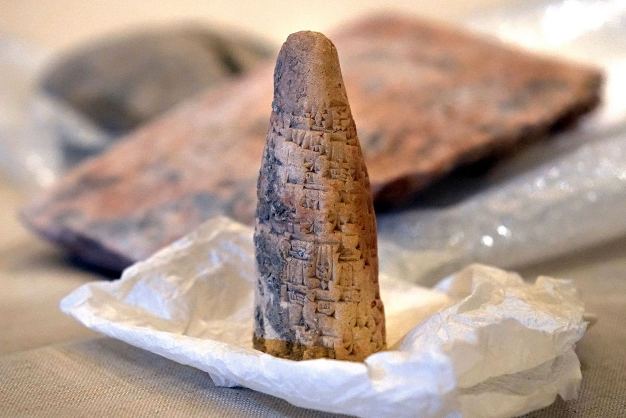 Lebanon returns 337 artifacts of different eras to Iraq