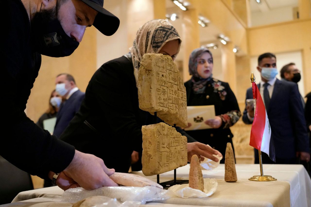Lebanon returns 337 artifacts of different eras to Iraq