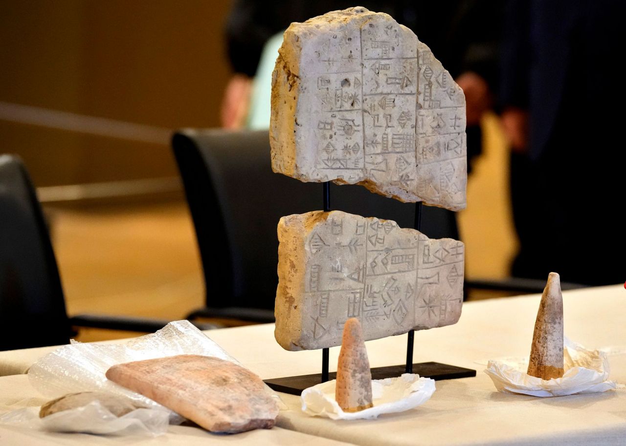 Lebanon returns 337 artifacts of different eras to Iraq