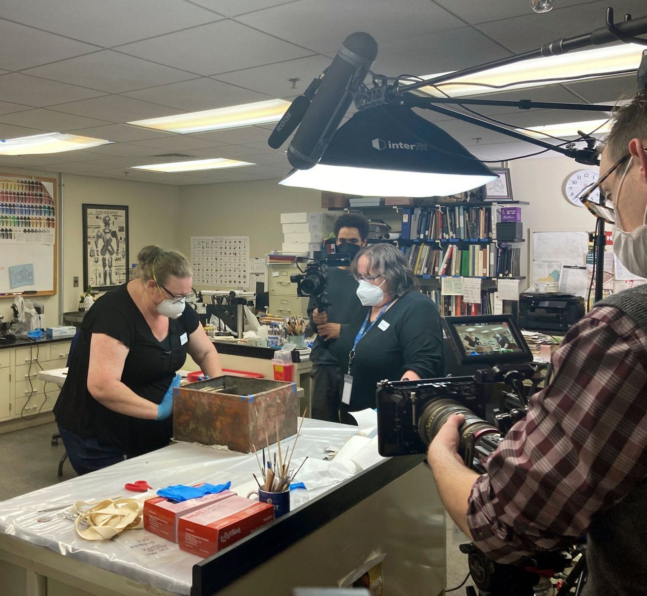 Experts open time capsule found at Gen. Lee statue site