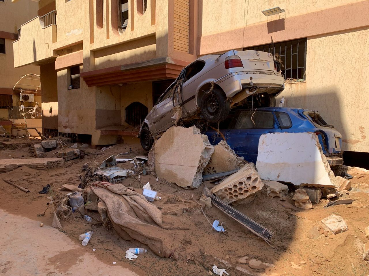 Libyan city buries thousands in mass graves after flood, while mayor ...