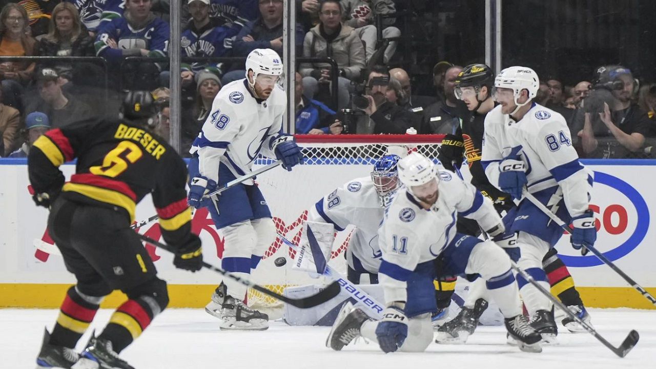 Lightning miss opportunities, fall 4-1 at Vancouver