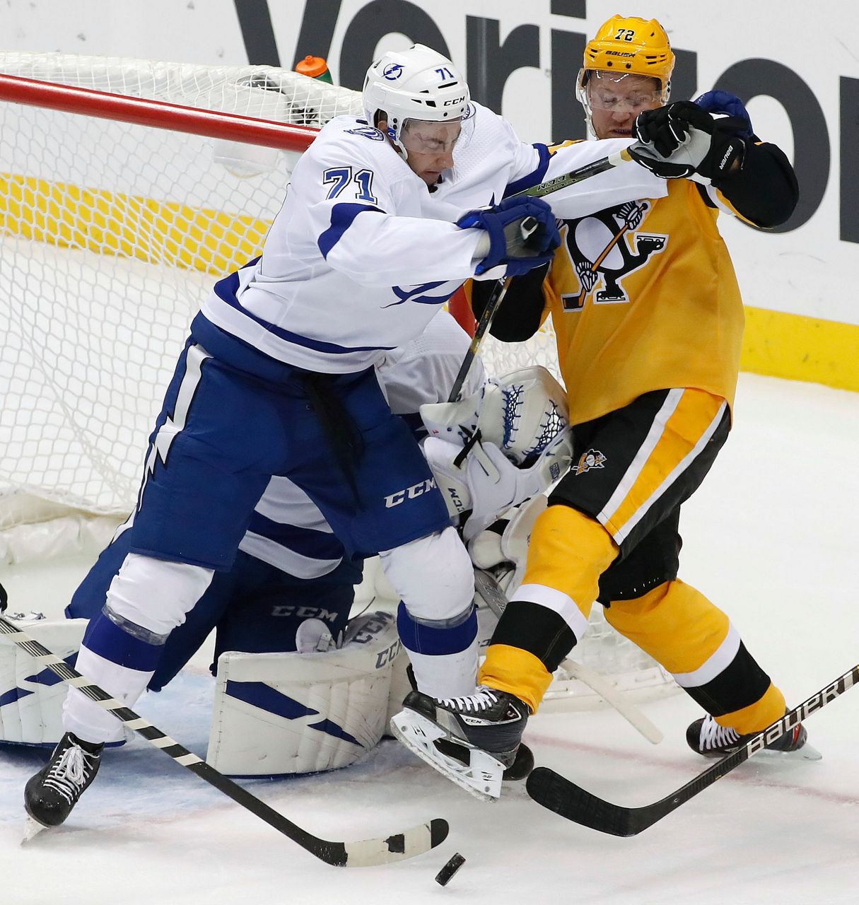 Point scores 3 PP goals in 1:31, Lightning beat Penguins 4-3