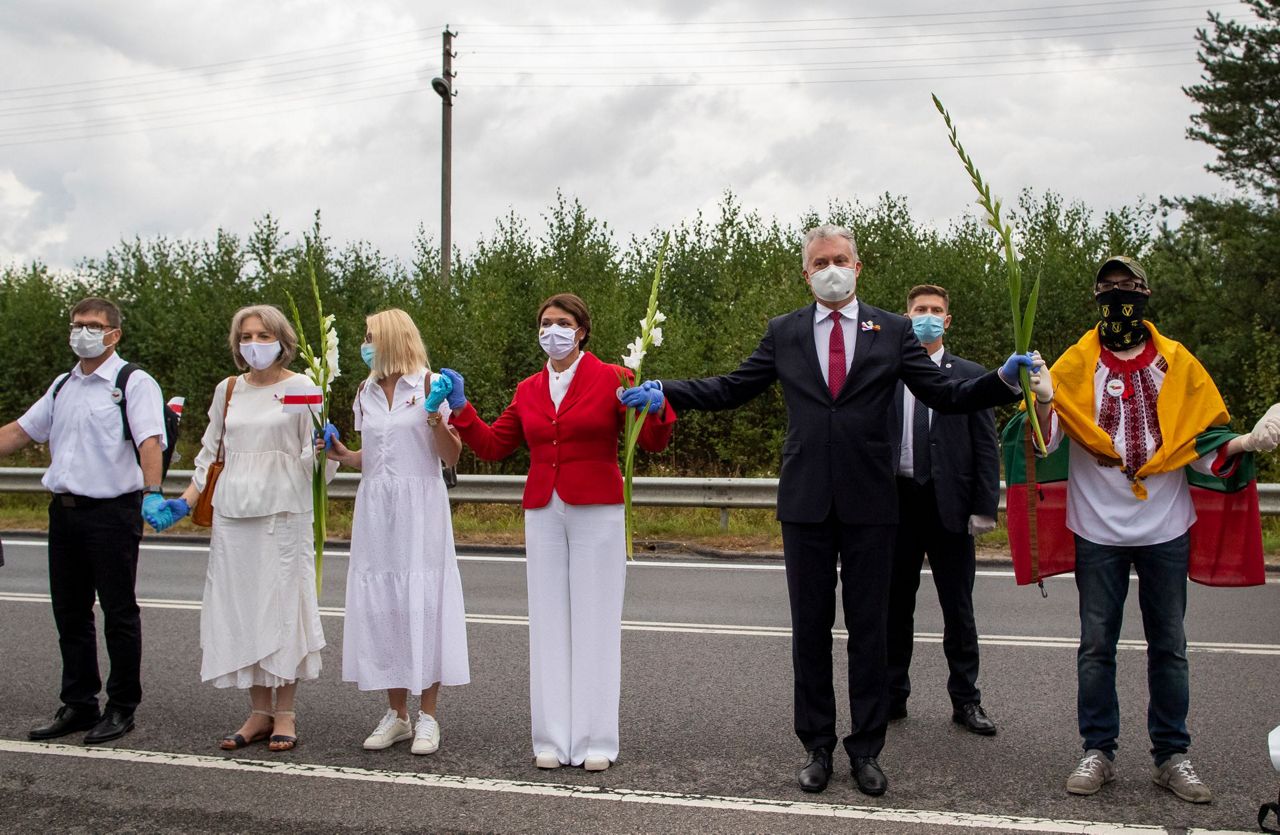 Lithuanians form human chain to back democracy in Belarus